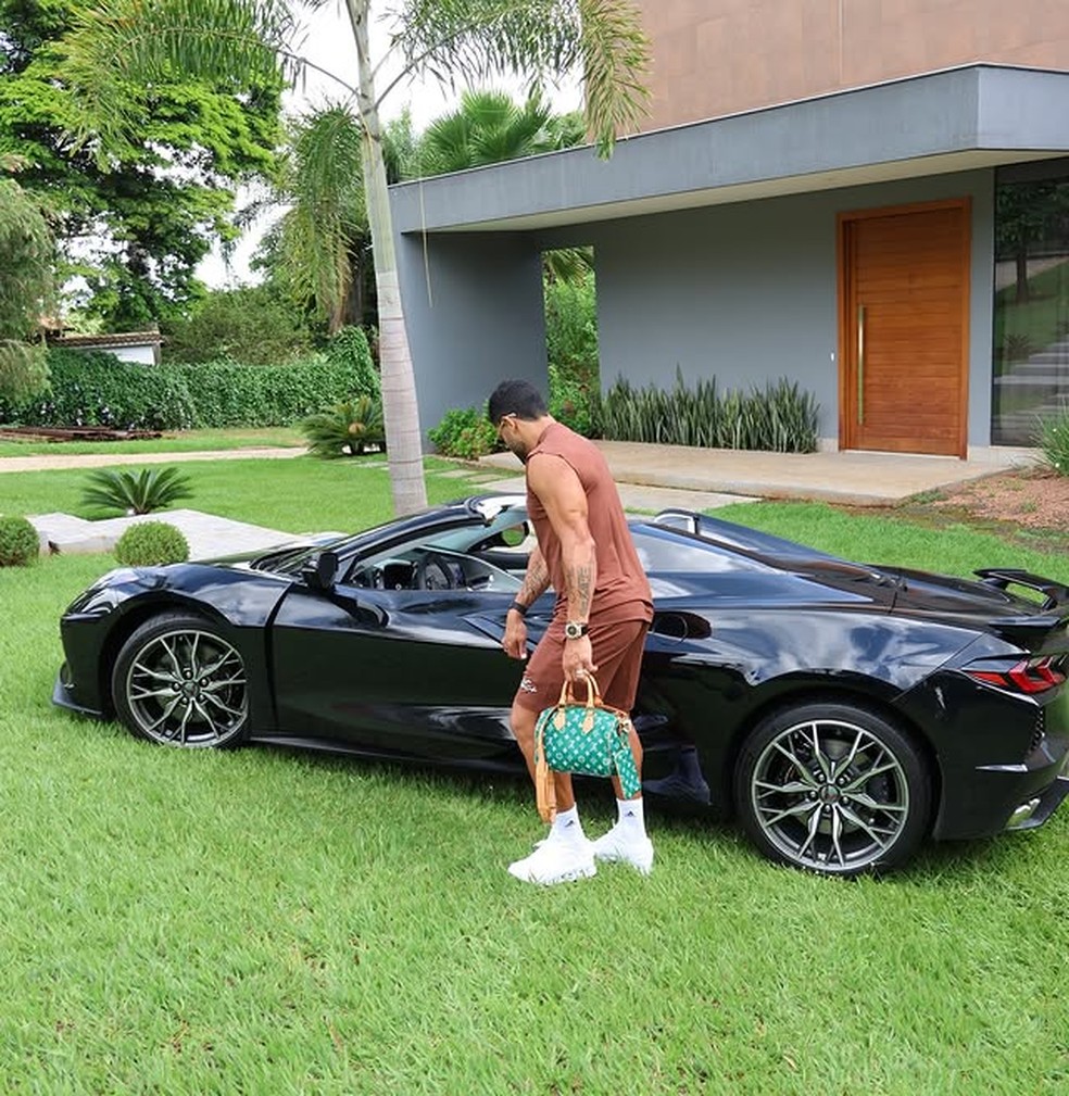 Hulk posa com carro de luxo e bolsa avaliada em mais de R$ 50 mil após ...