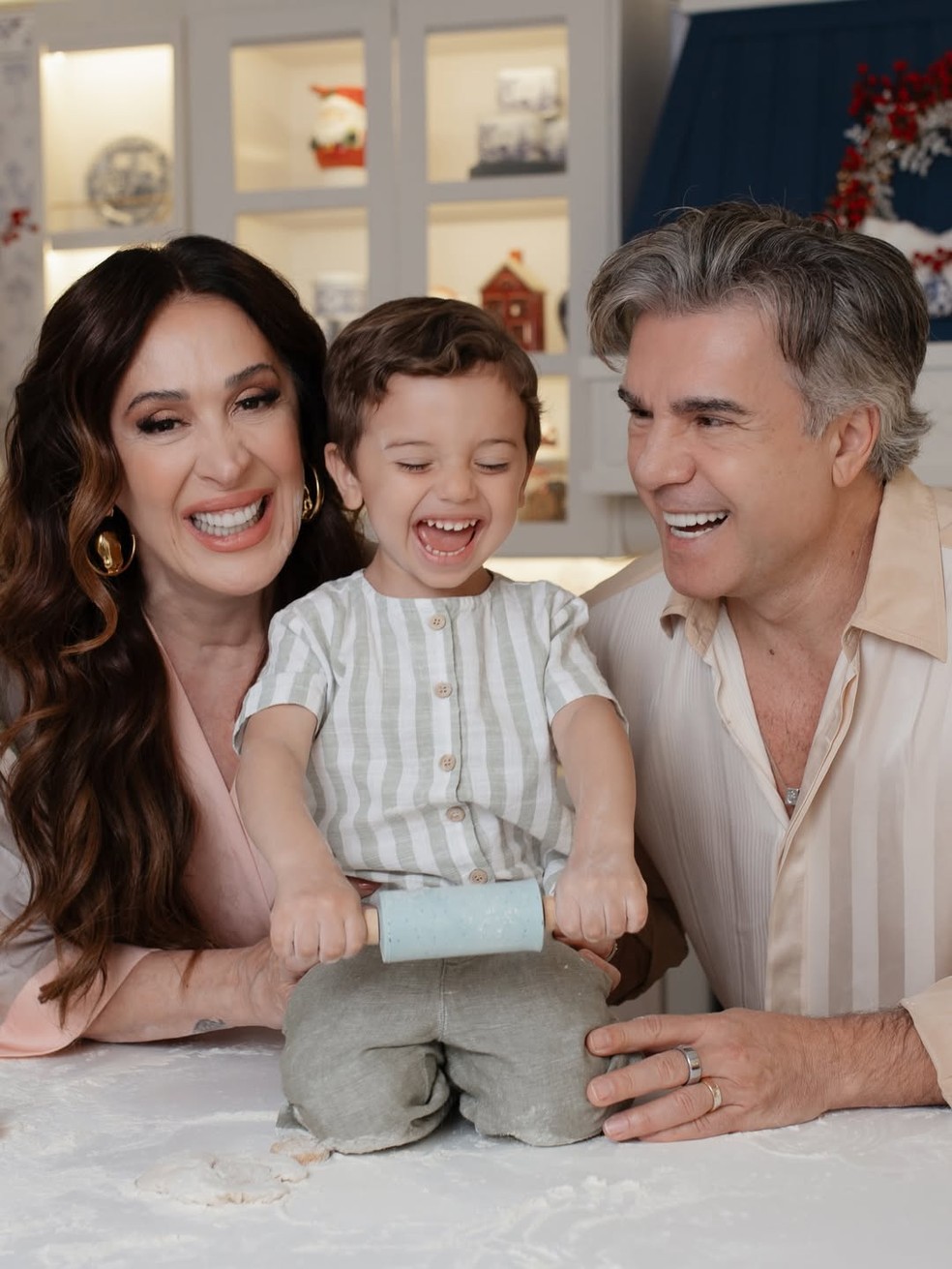 Claudia Raia e Jarbas Homem de Mello abrem álbum de Natal com o filho