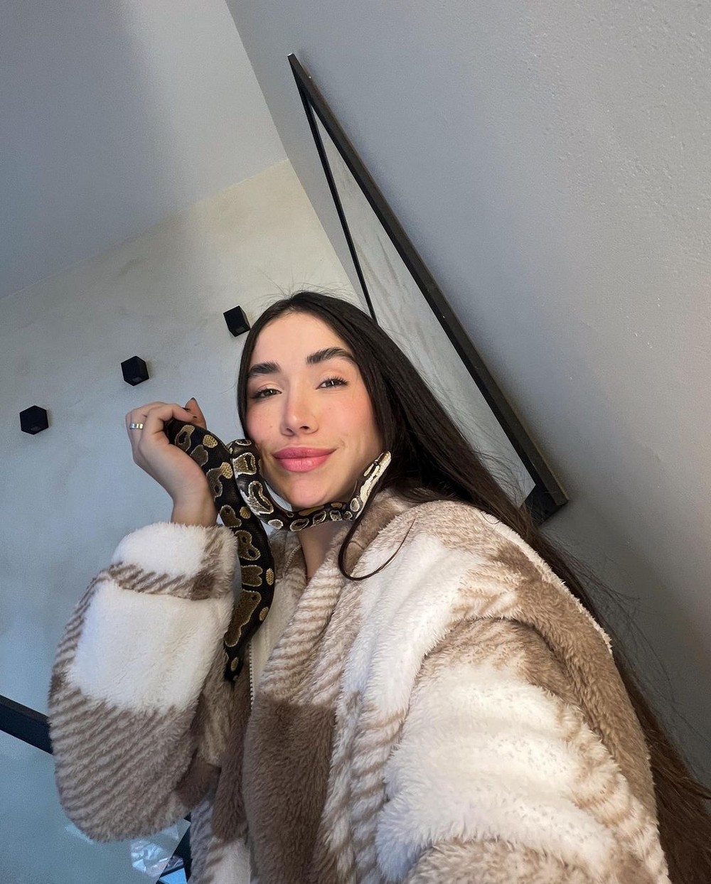 Maria Venture mostra cobra de estimação no frio: 'Ama ficar grudadinho'