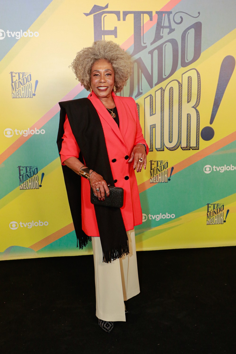 Elenco de 'Êta Mundo Melhor!' se reúne em festão em São Paulo; veja looks