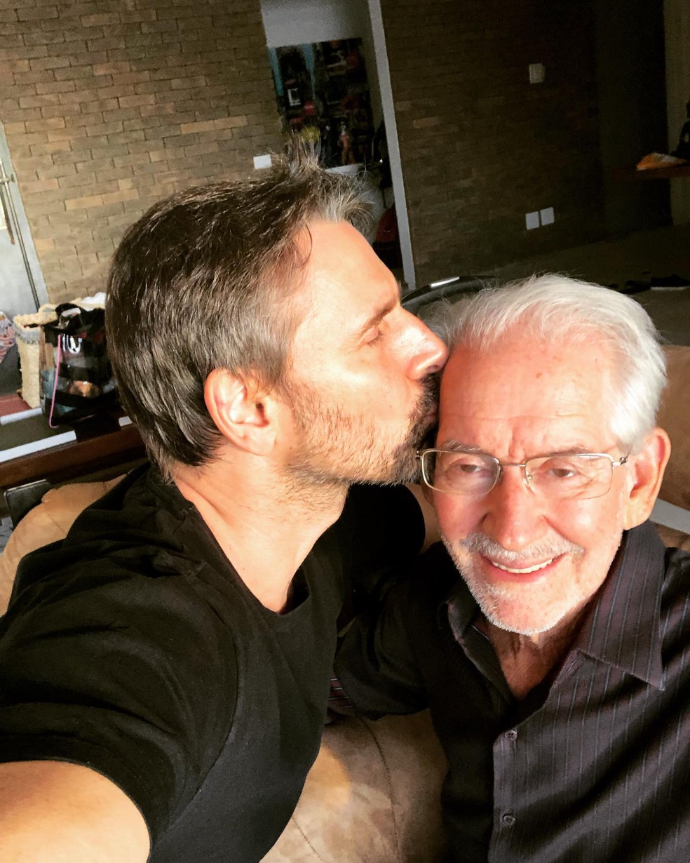 Um mês após perder o pai, Murilo Rosa celebra aniversário da mãe: 'Tão ...