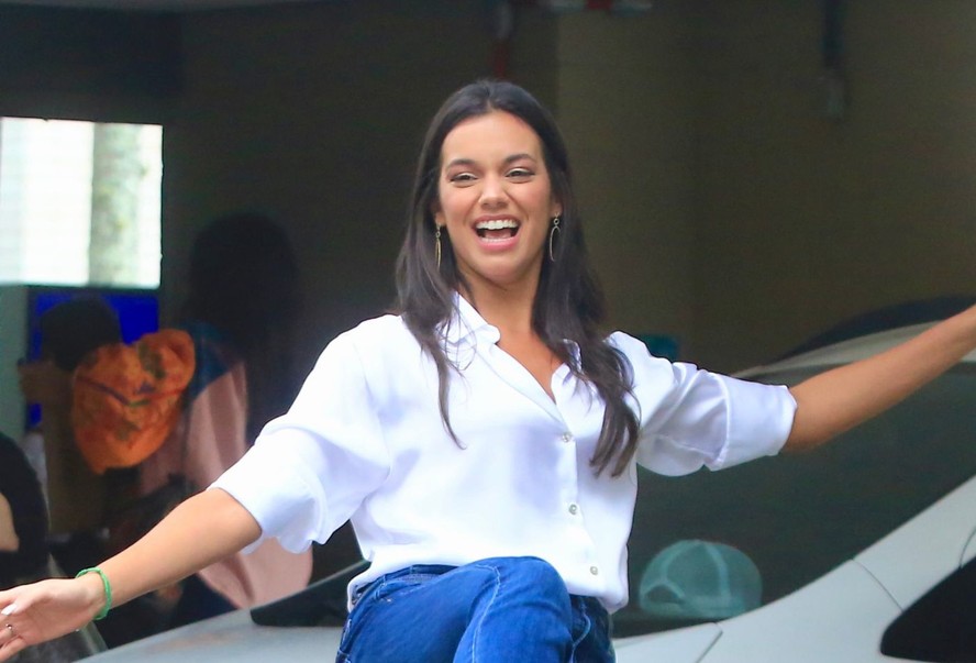 BBB 24: Alane levanta a perna ao chegar aos Estúdios Globo após eliminação