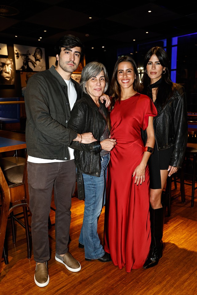 Ana Morais recebe os pais, Gloria Pires e Orlando Morais, e irmãos em show