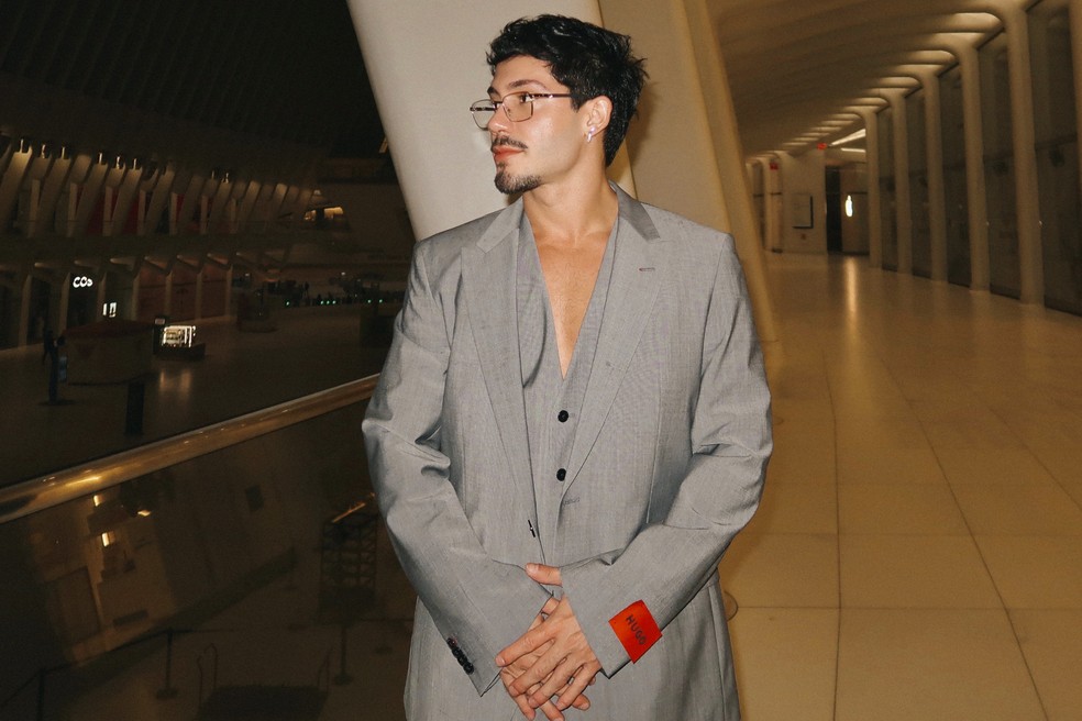 Vittor Fernando se encanta com flerte via guardanapo no avião: 'Coisa de filme'