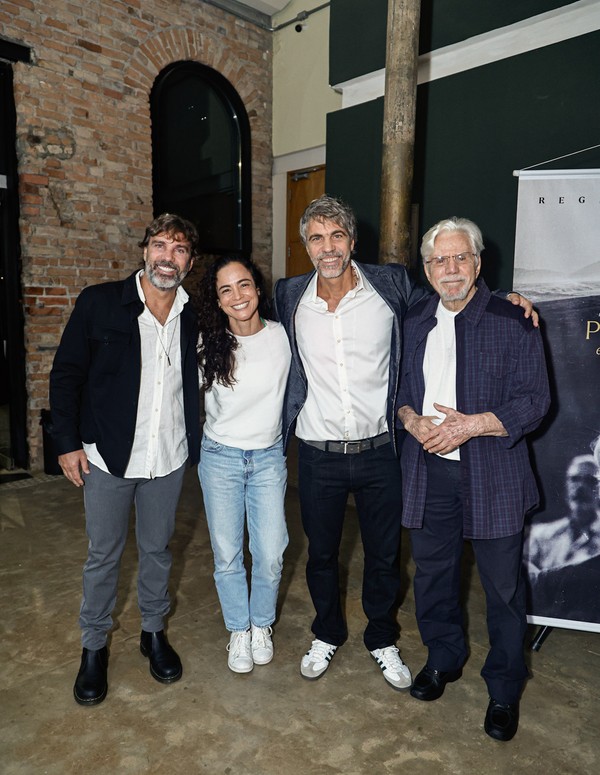 Aos 88 anos, Reginaldo Faria vai a première e posa com os filhos 'sósias'