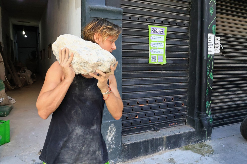 Daniel Erthal participa das obras de bar: 'Eu me despi da vaidade e do ego'