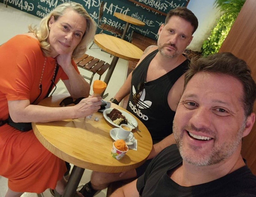 Elizabeth Savala mostra encontro com filhos gêmeos