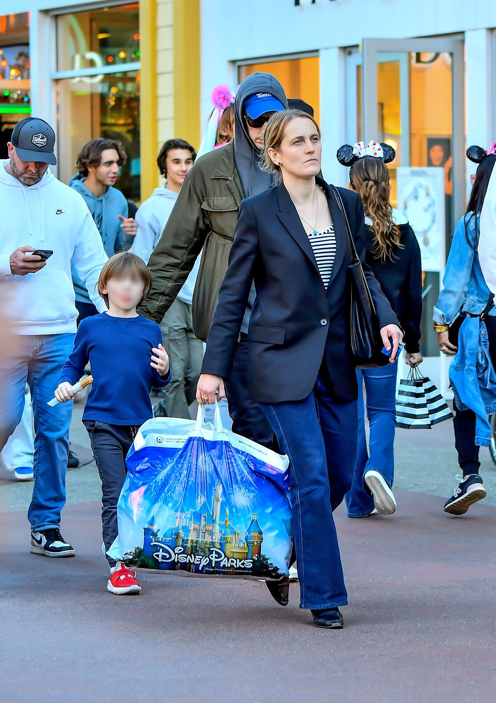 Adam Driver curte dia em parque da Disney ao lado da mulher e do filho