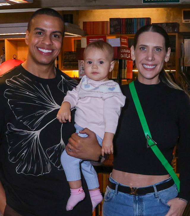 Thiago Oliveira faz aparição rara com a esposa e a filha ao prestigiar ...
