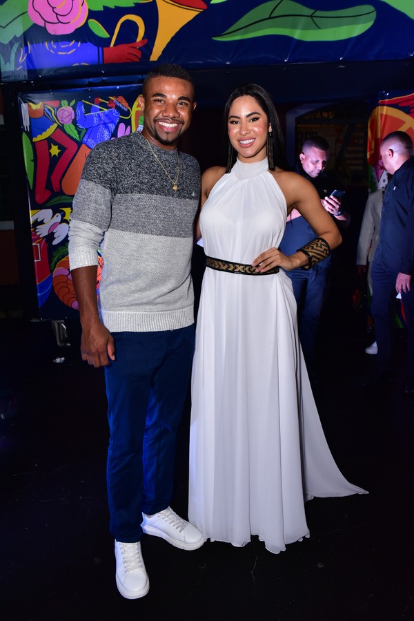 Isabelle Nogueira e Davi posam sorridentes em jantar no São João da Thay