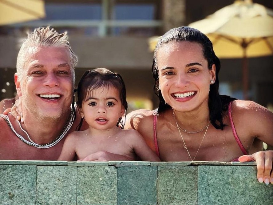 Fábio Assunção passa férias com mulher e filha após fim de gravação de ...