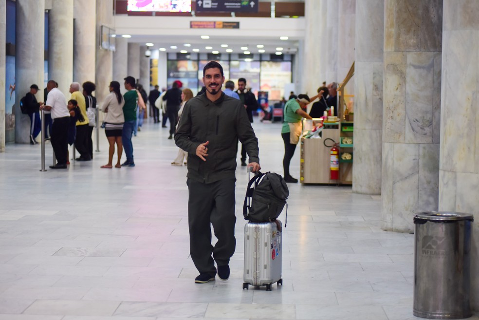 Gabriel David desembarca no Rio após dois casamentos com Giovanna ...