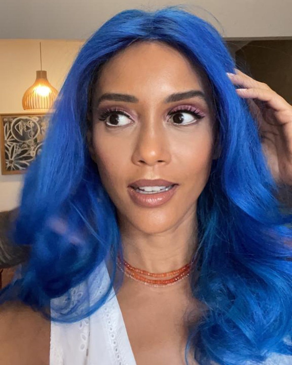 Taís Araujo aparece irreconhecível e diverte fãs ao brincar com perucas