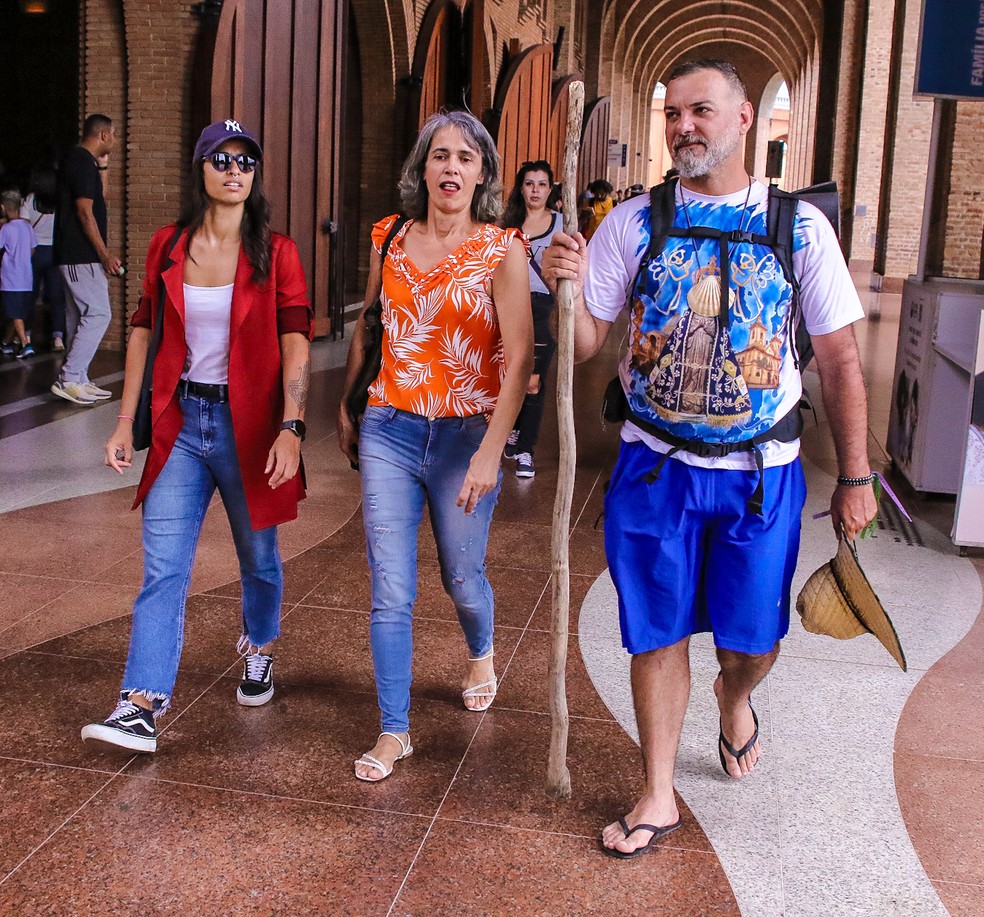 Ex-BBB Vagner anda 180km em peregrinação e chora ao reencontrar família