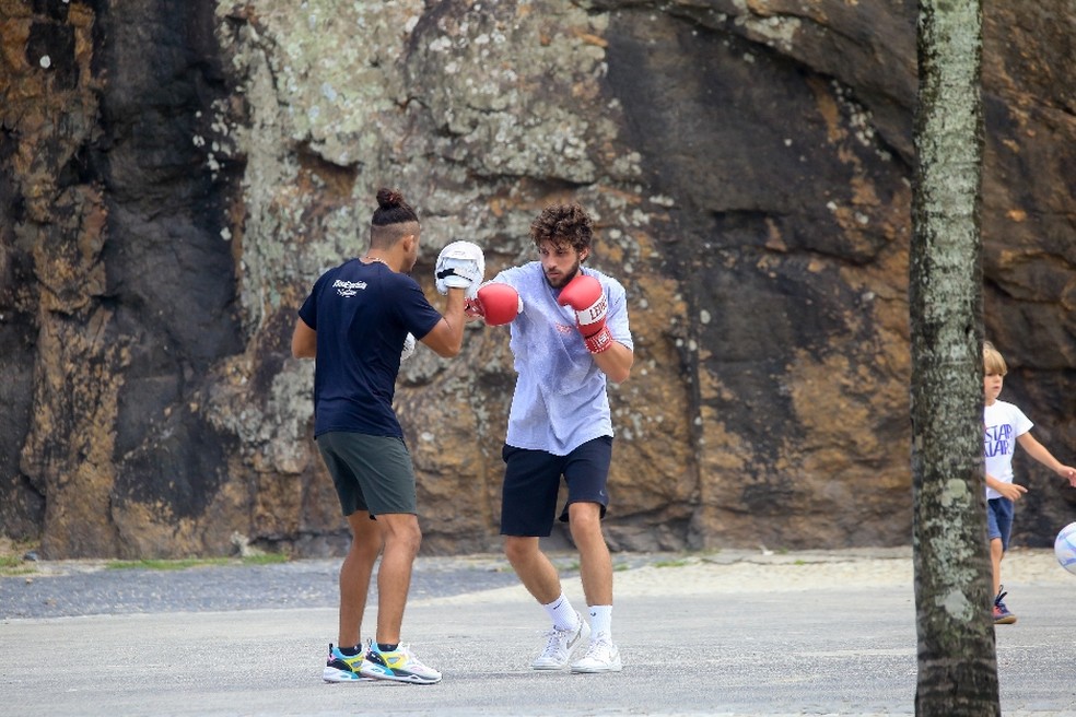 Chay Suede treina boxe ao ar livre em Ipanema