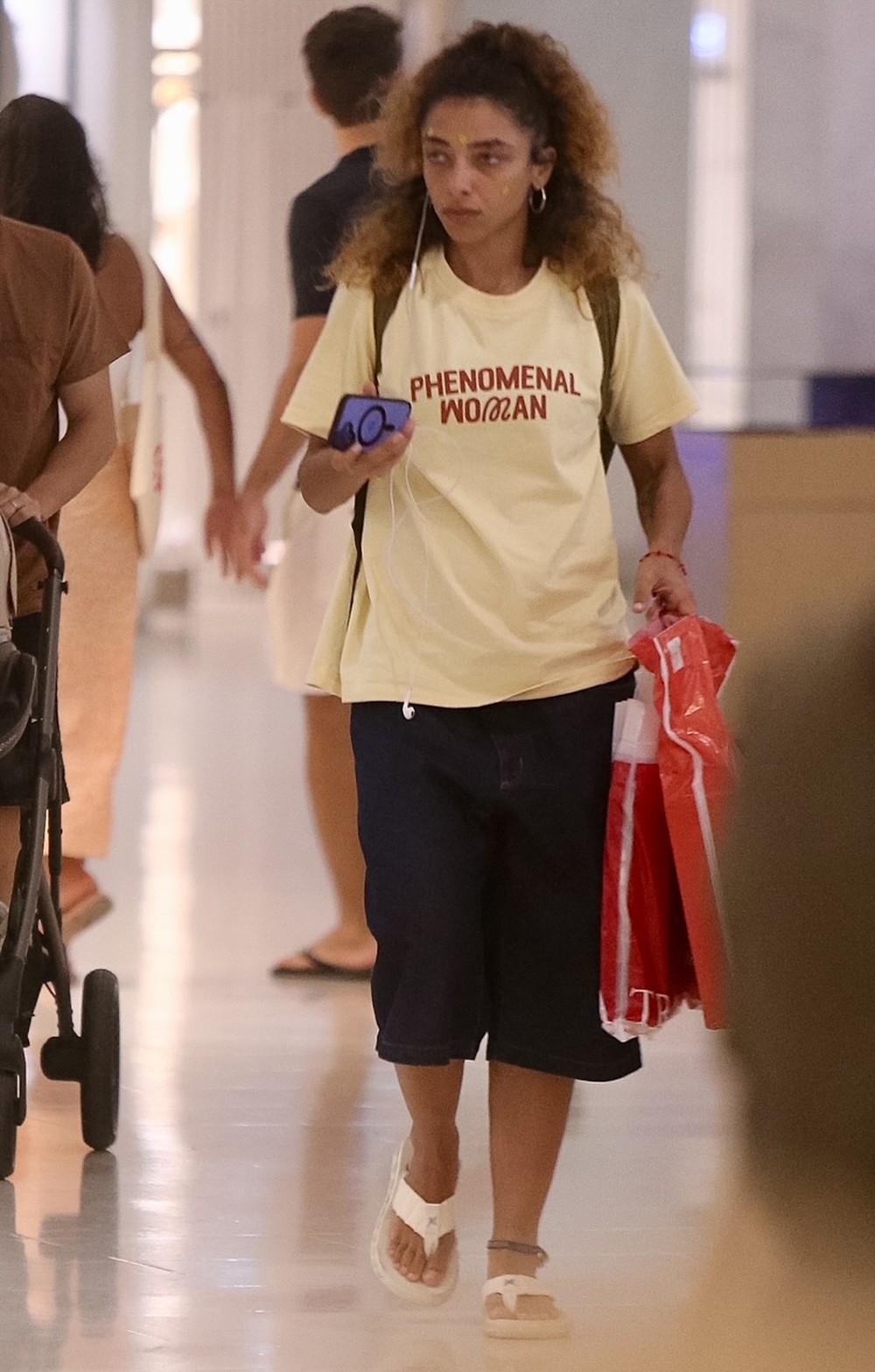 Após Globo de Ouro 2026, Alice Carvalho passeia em shopping no Leblon