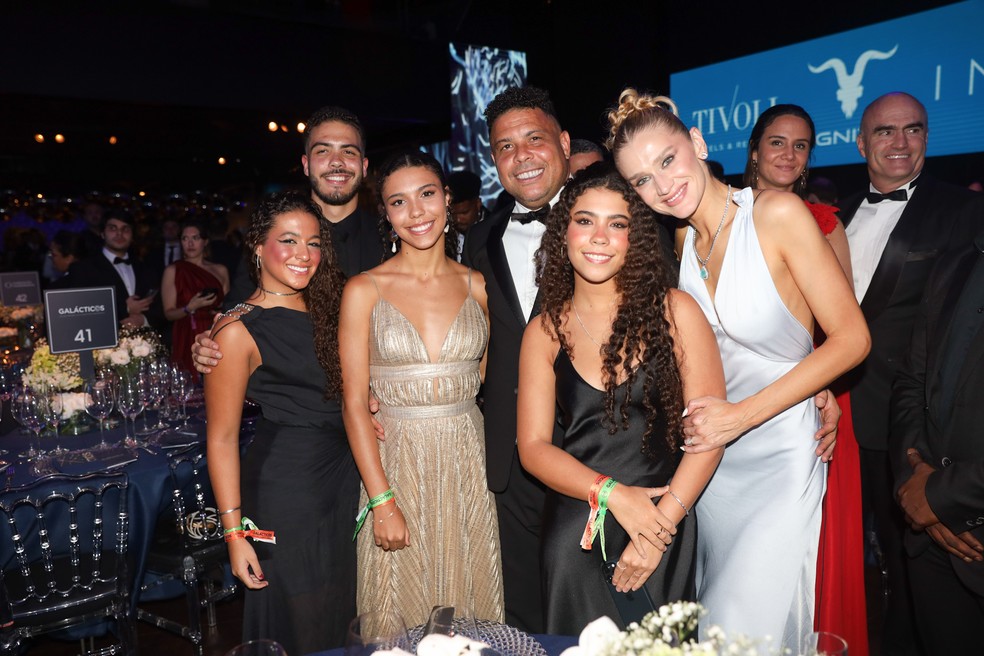 Ronaldo reúne Celina Locks, nora e três dos quatro filhos em leilão ...