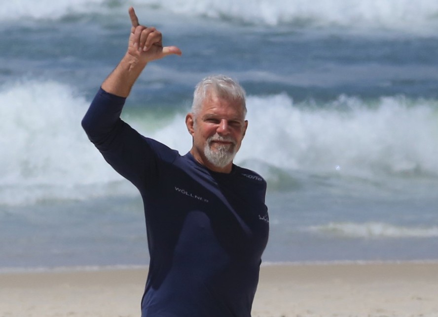 Raul Gazolla curte manhã de Natal caminhando sorridente na praia
