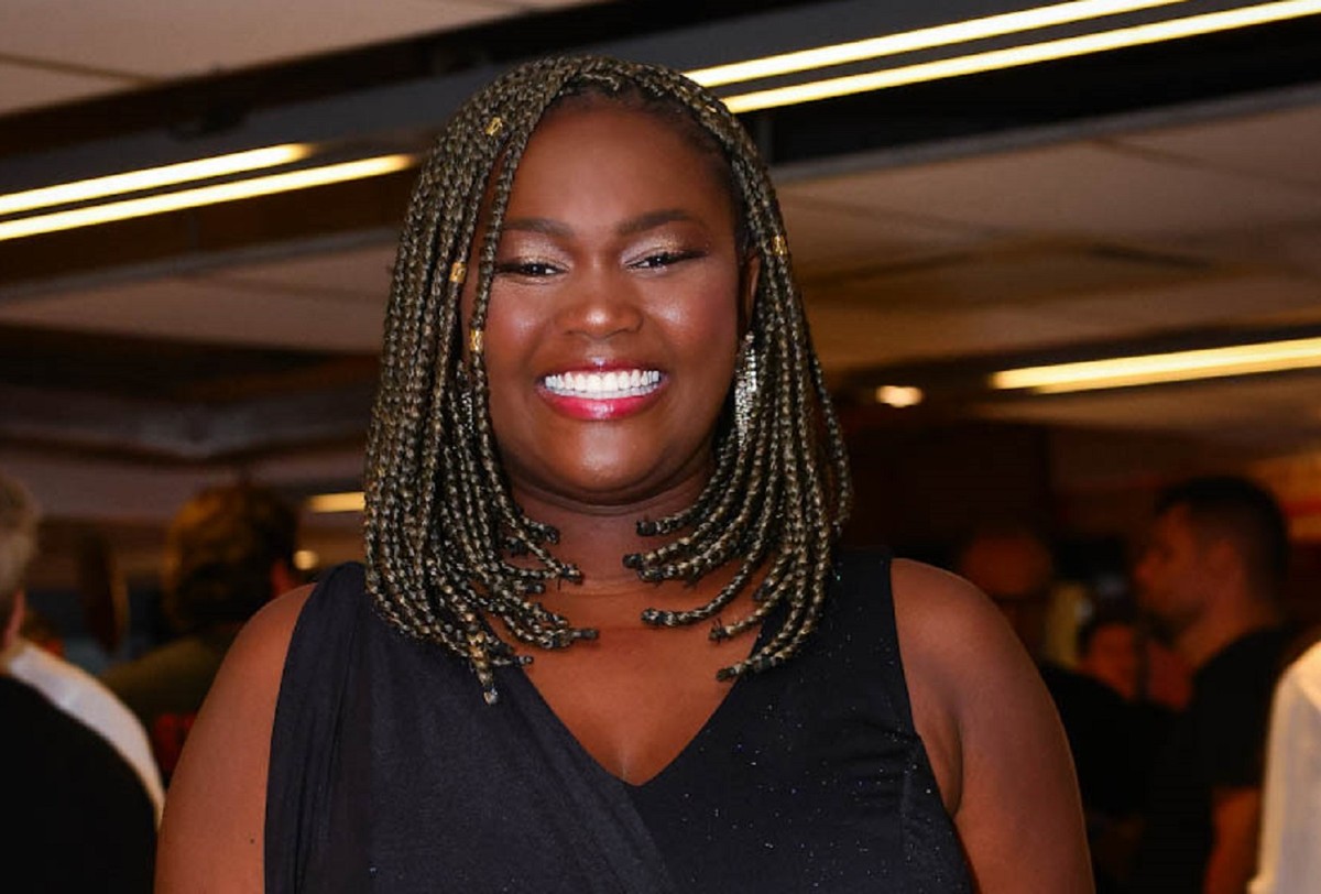 Ex-BBB Raquele sonha em feat com IZA e fala em ressignificar rejeição