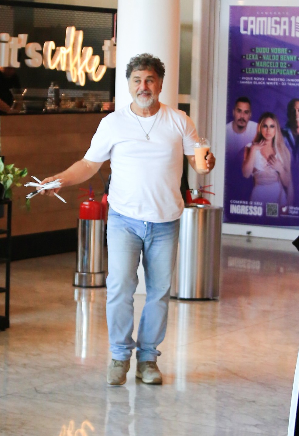 Marcos Frota passeia em shopping e acena e sorri para paparazzo no Rio