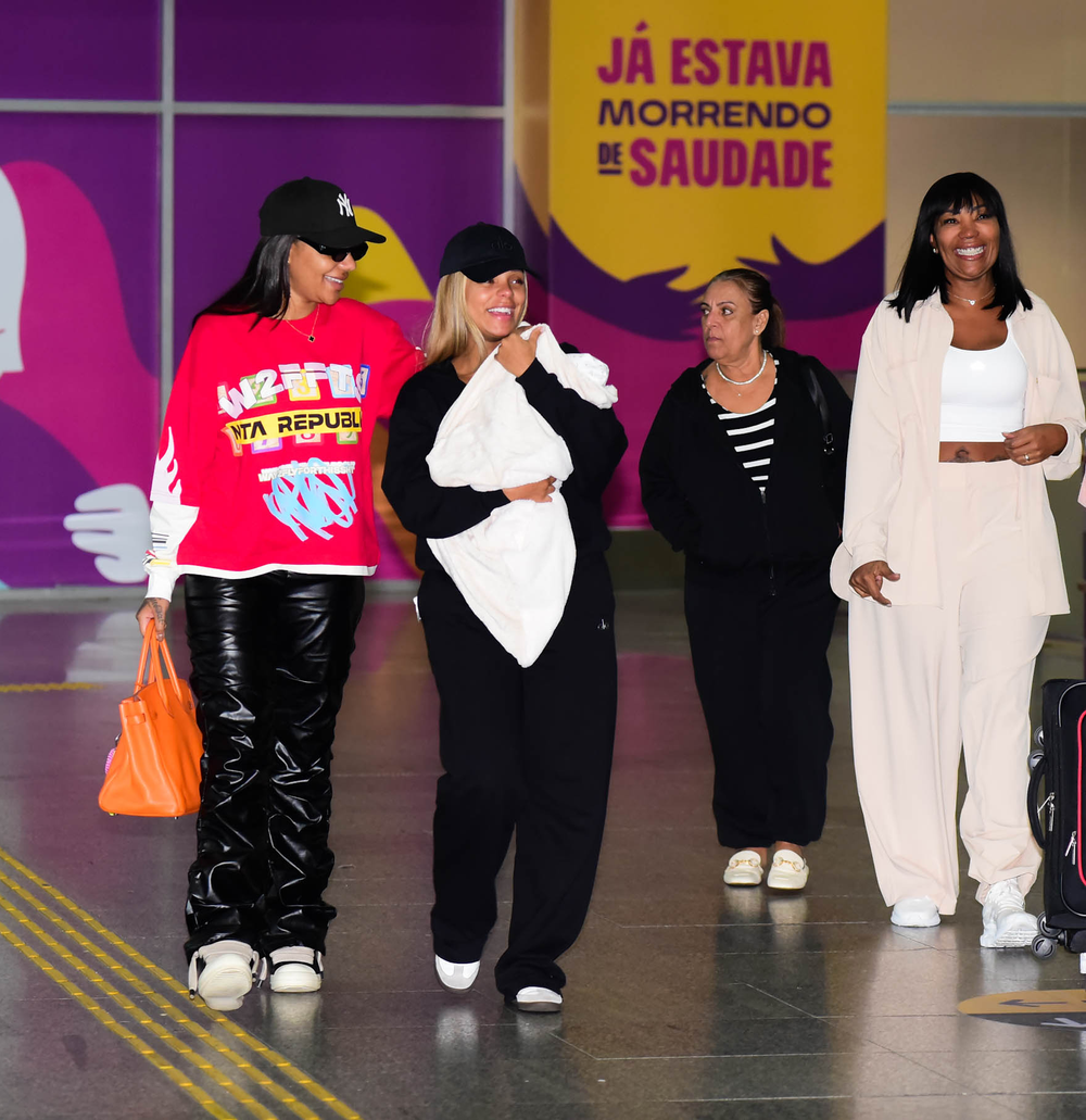 Brunna Gonçalves e Ludmilla chegam ao Brasil com Zuri, filha do casal ...