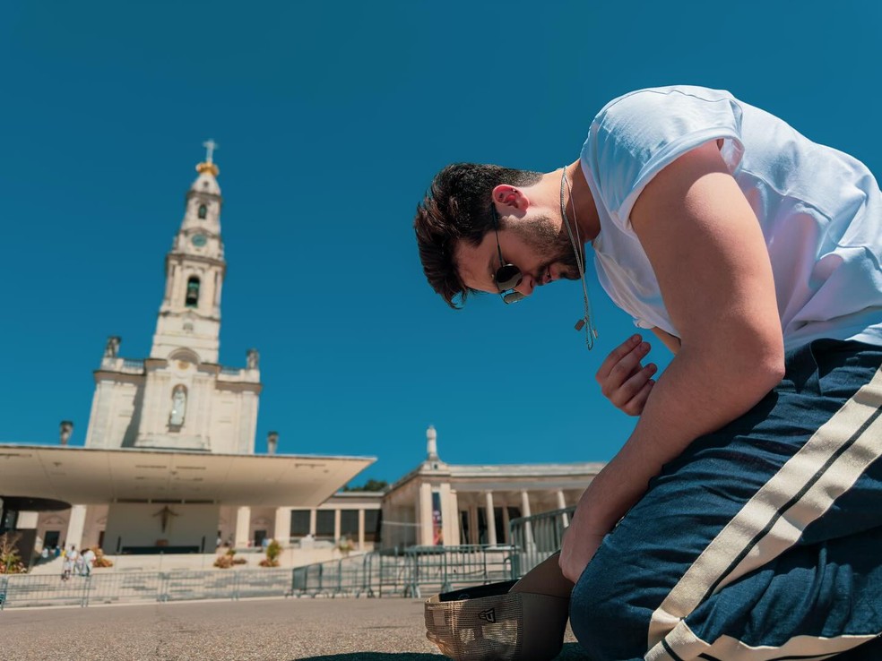 Luan Santana passeia com Jade Magalhães e a filha, Serena, em Portugal
