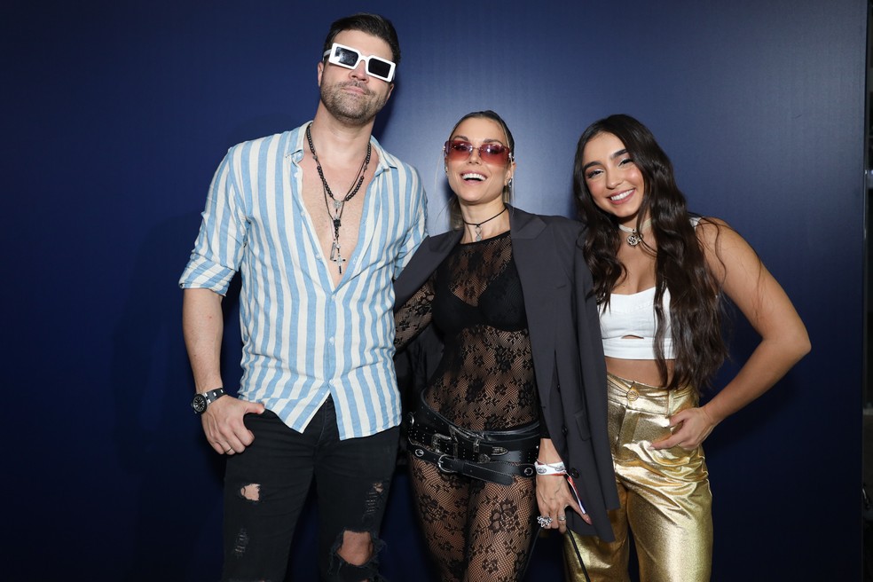 Com look da filha, Flávia Viana vai ao The Town de renda transparente ...