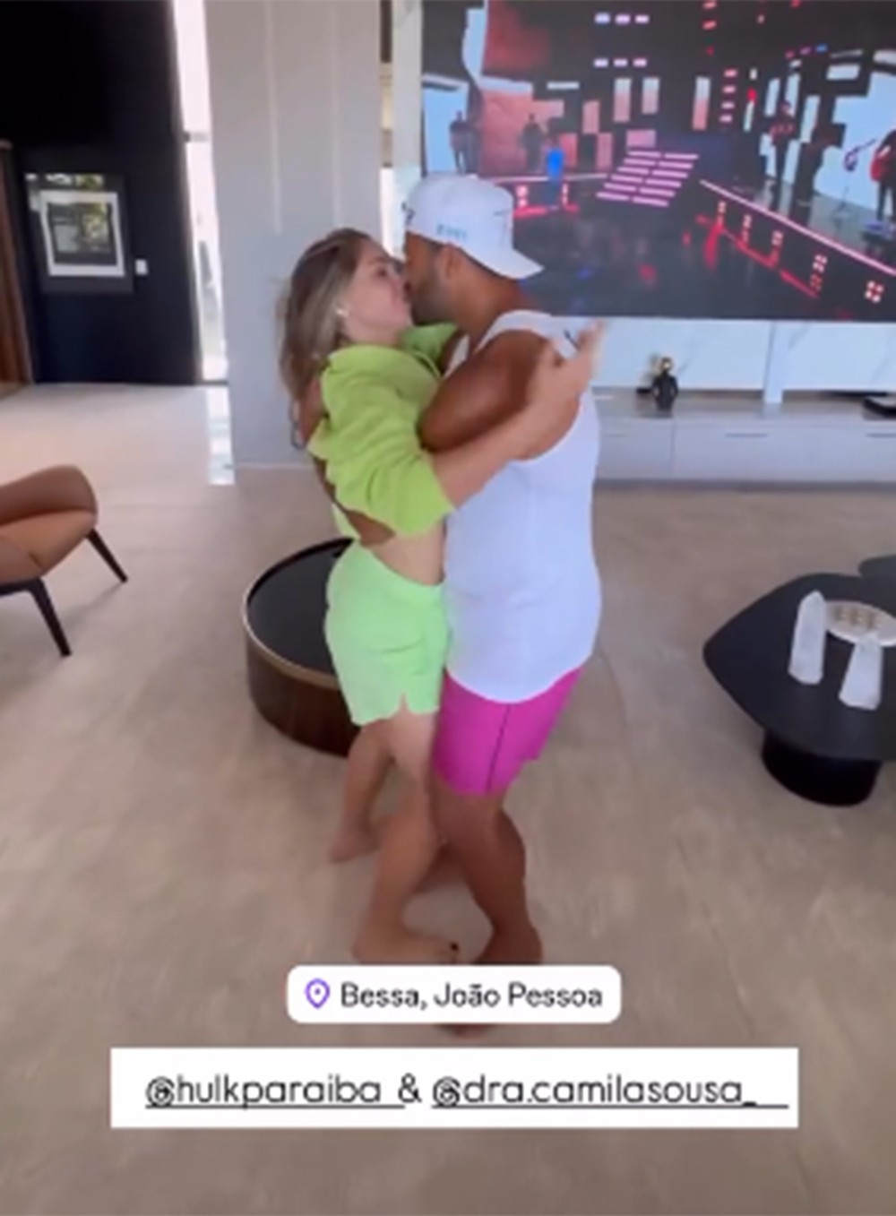 Hulk e Camila Ângelo se beijam e dançam em mansão de R$ 5 milhões; vídeos