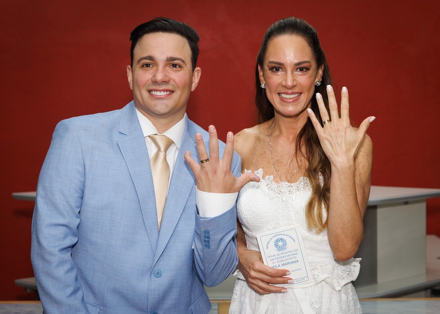 Silvia Abravanel e Gustavo Moura se casam no civil em cerimônia íntima ...