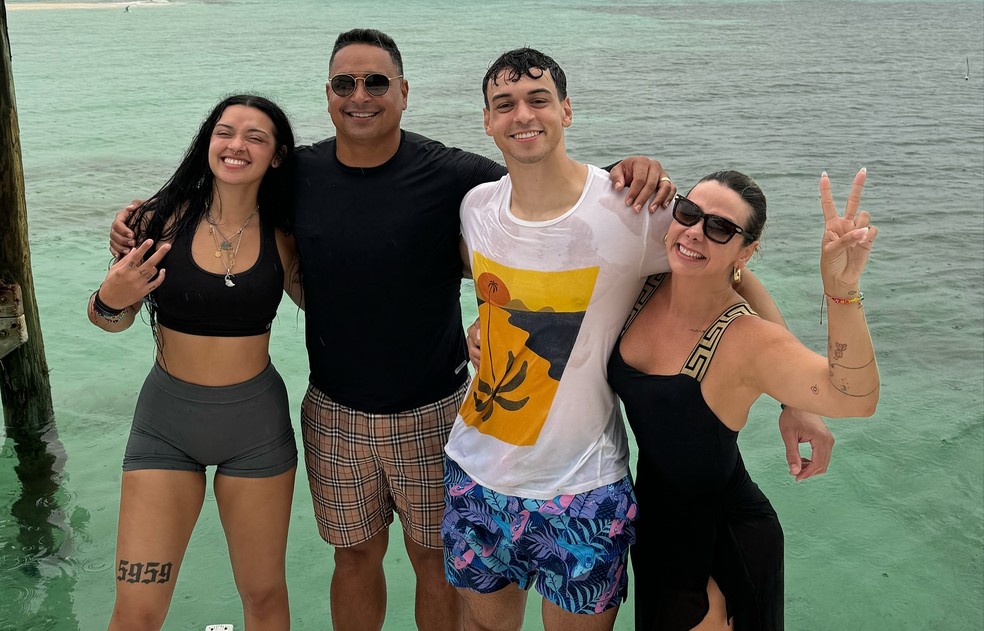 Victor Alexandre fala sobre criação dos pais, Carla Perez e Xanddy, e ...