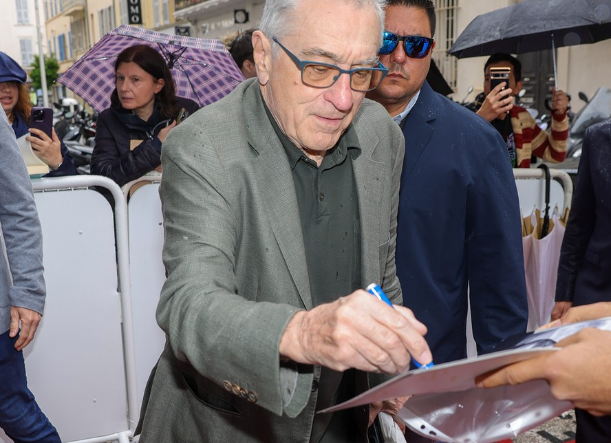 Robert De Niro dá autógrafo em chegada a Cannes