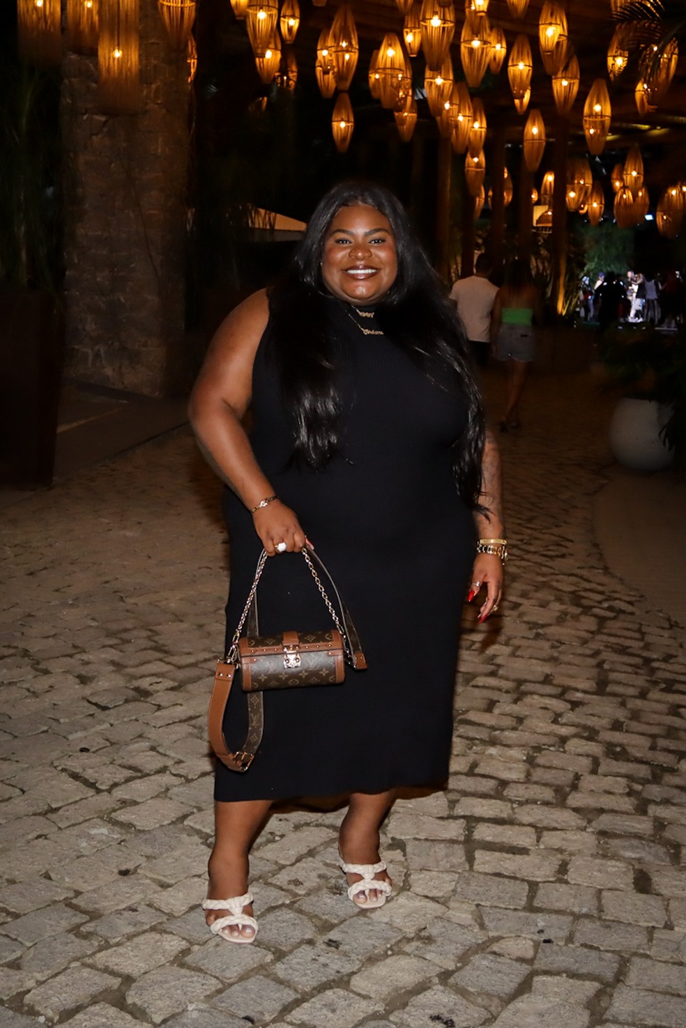 Jojo Todynho opta por pretinho básico para curtir aniversário de Mel Maia