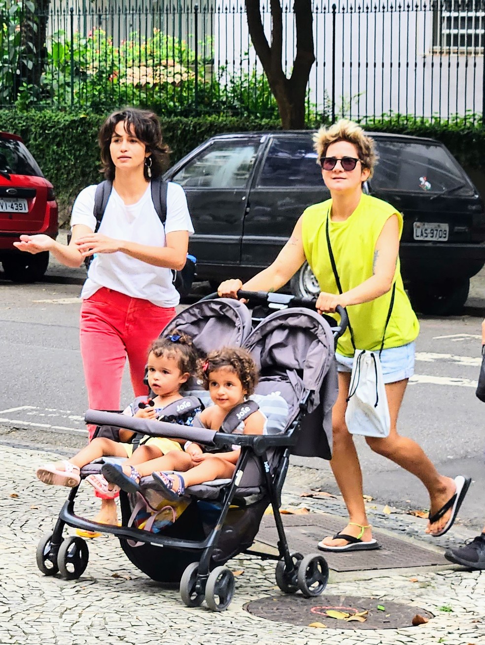 Nanda Costa e Lan Lanh passeiam com gêmeas e acenam para fotógrafos