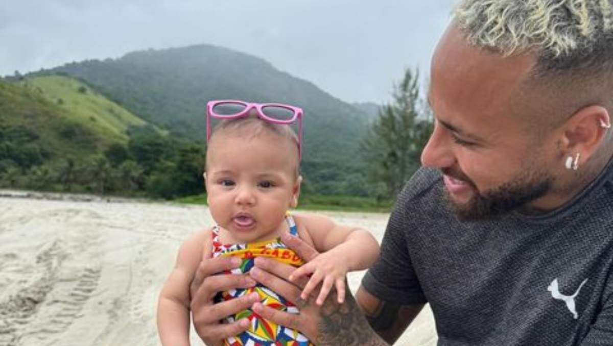 Neymar curte praia com Mavie e maiô de R$ 2,3 mil rouba a cena