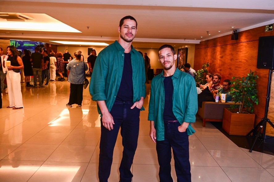 De looks combinando, José Loreto e sósia vão juntos a première no Rio