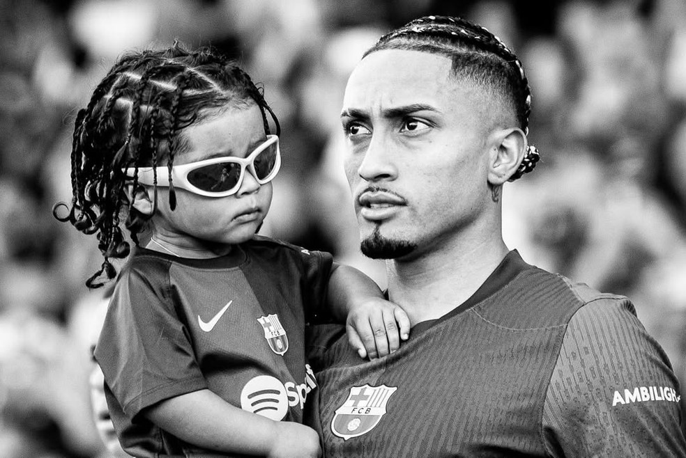 Raphinha e esposa falam sobre interesse do filho de 2 anos pelo futebol ...