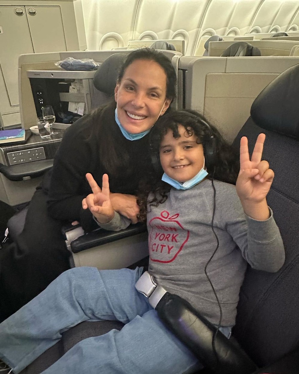 Carolina Ferraz comemora os 8 anos da filha, Isabel