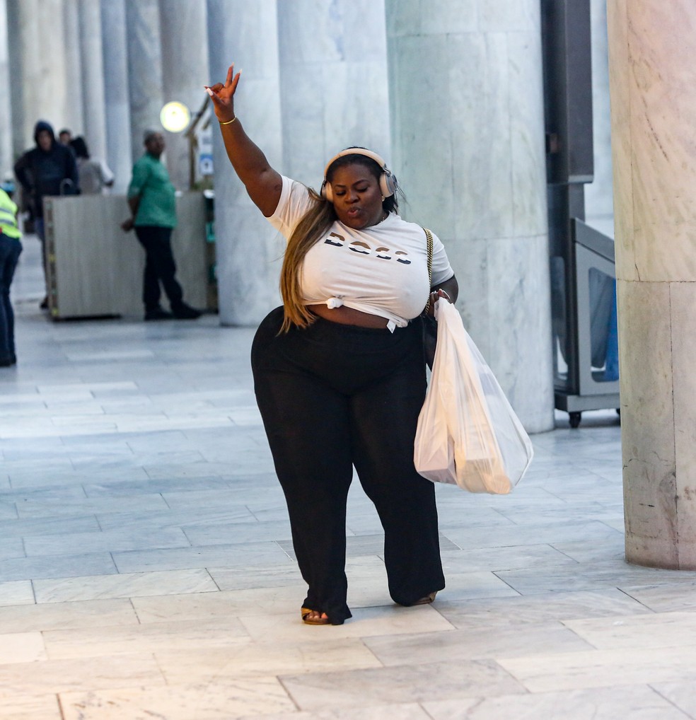Animada, Jojo Todynho faz dancinha ao avistar fotógrafos em aeroporto ...