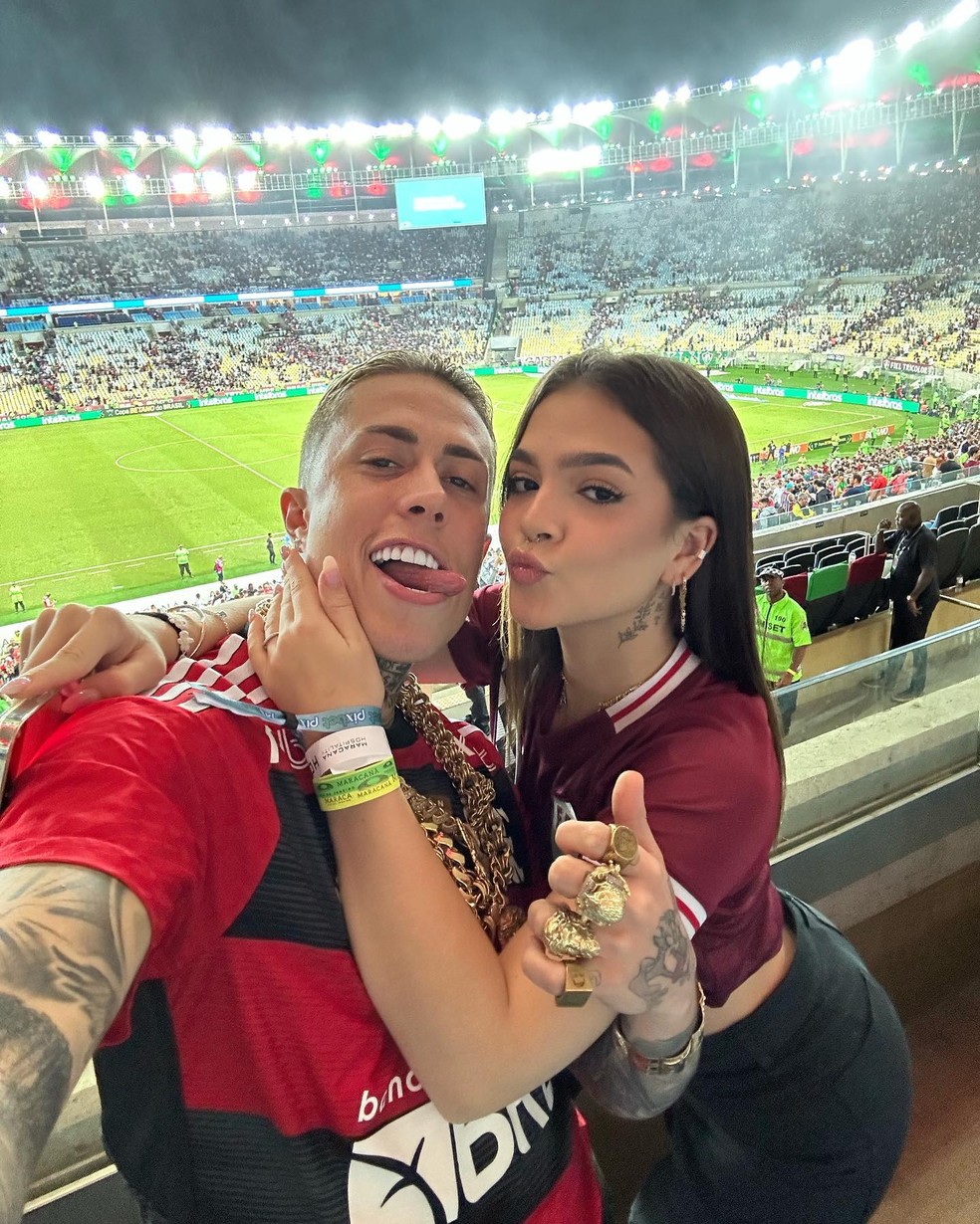 Mel Maia e MC Daniel tietam Galvão Bueno em jogo no Maracanã