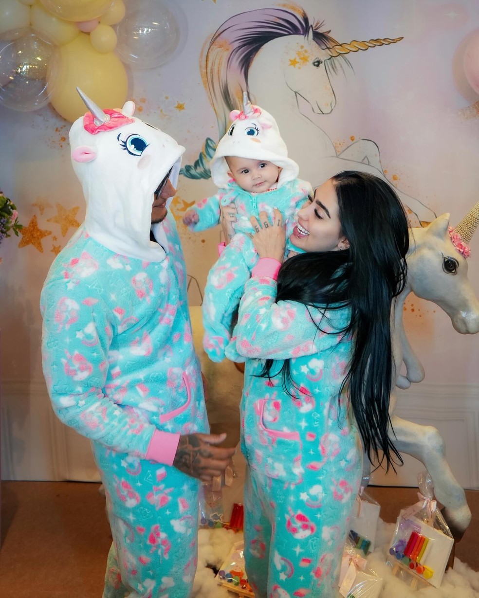MC Mirella e Dynho Alves combinam looks de unicórnio em festa da filha