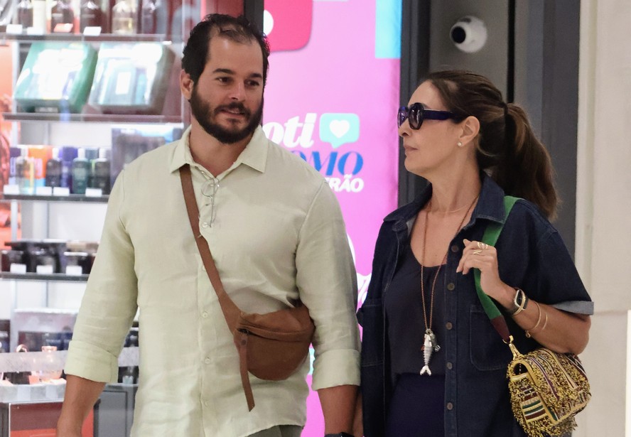 Fátima Bernardes e Túlio Gadêlha passeiam abraçadinhos no Rio; fotos