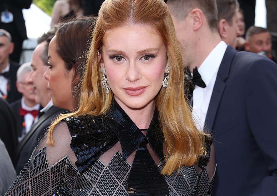 Marina Ruy Barbosa elege transparência para Cannes e deixa seios à mostra