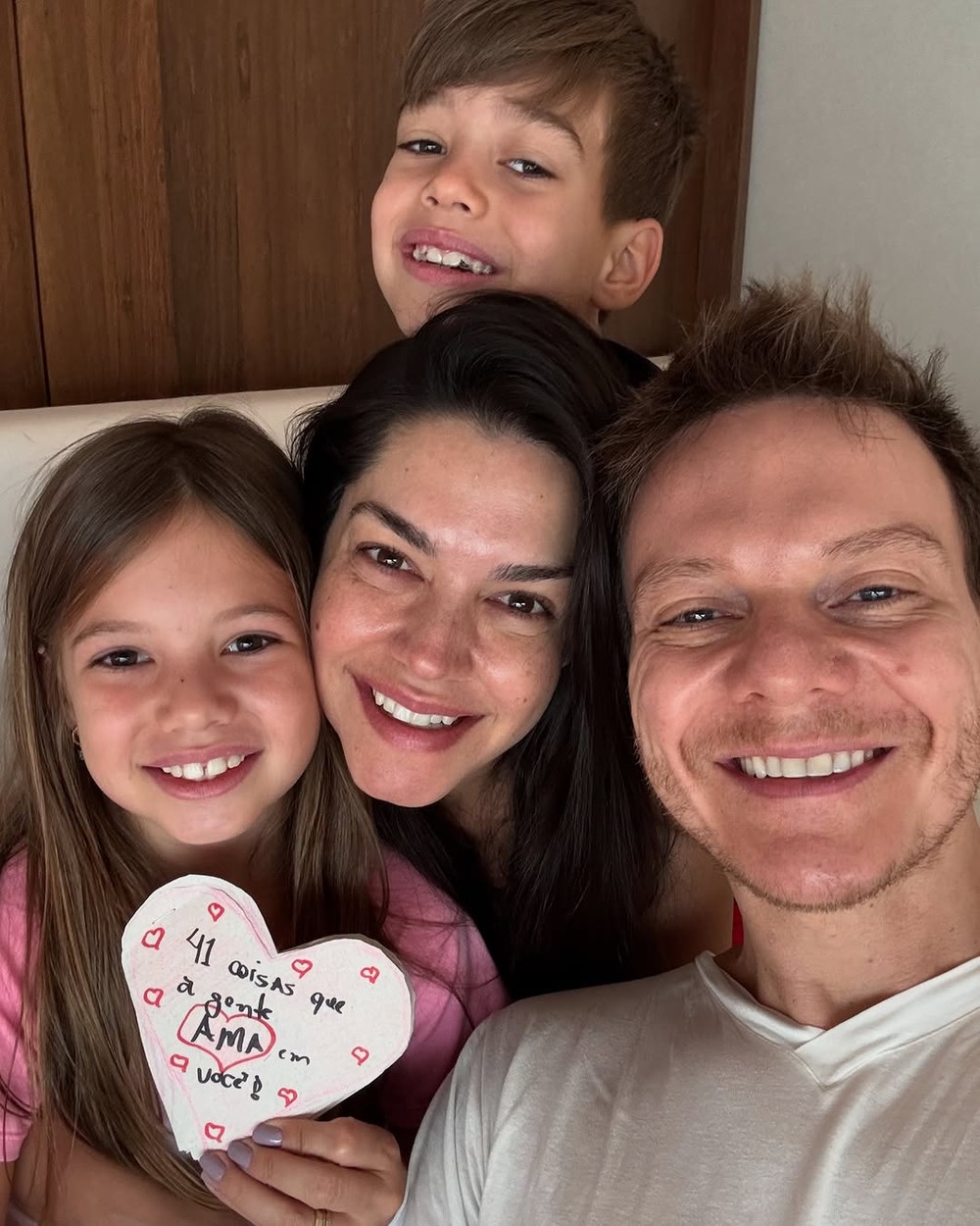 Thais Fersoza faz 41 anos e ganha surpresa do marido e dos filhos