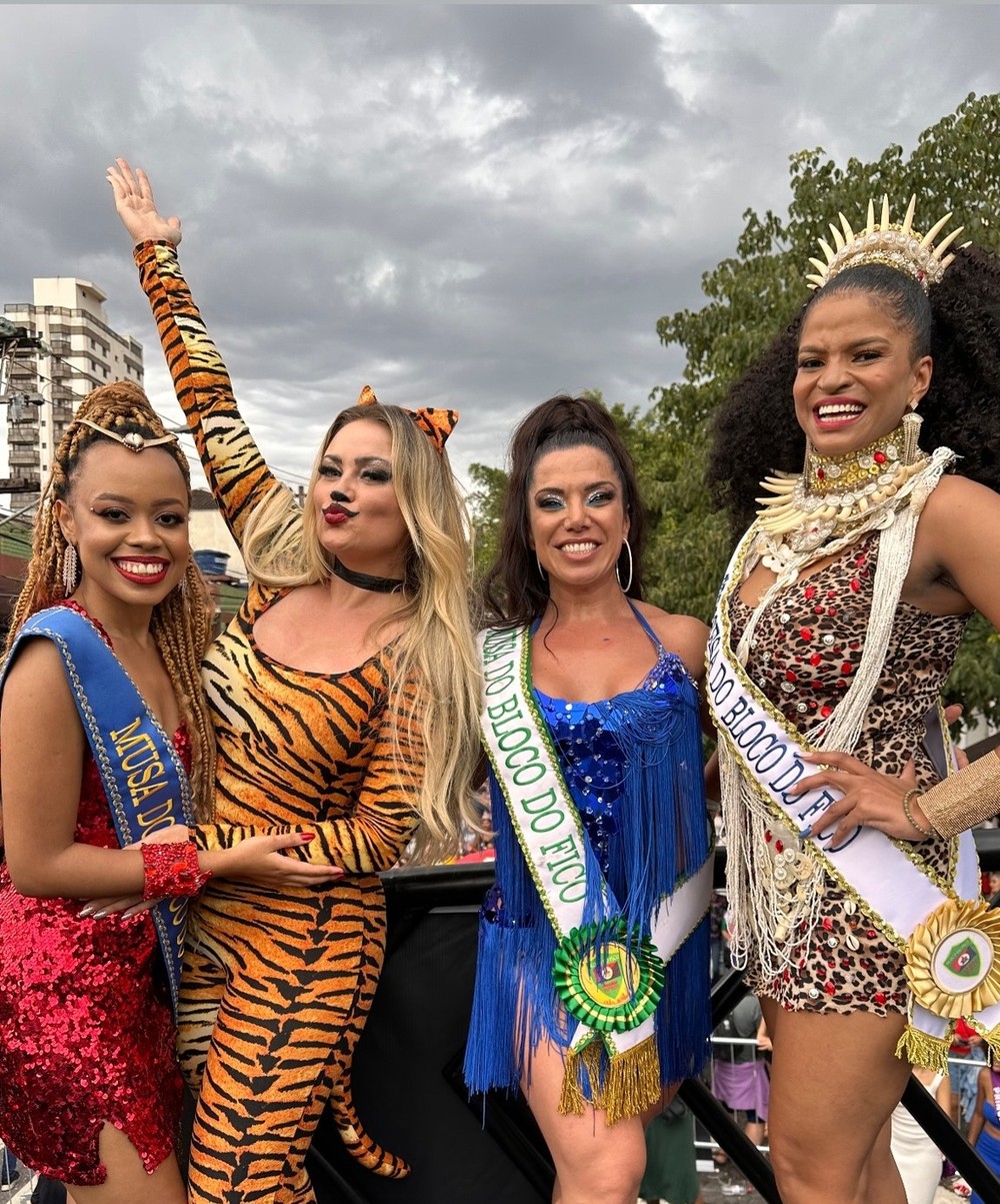 Ellen Rocche vira tigresa para bloco de rua em SP