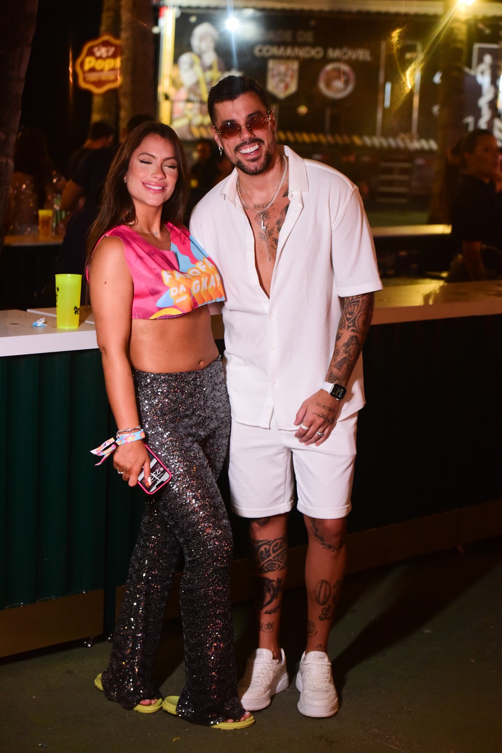 Grávidas, ex e atual de Lipe Ribeiro mostram barrigas na Farofa da GKay