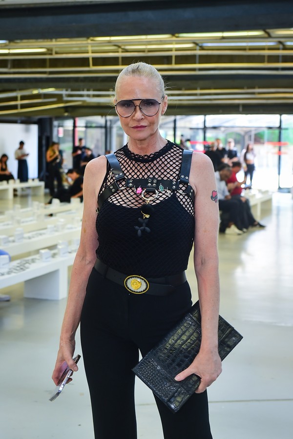 Musa dos anos 90, Cláudia Liz faz aparição rara usando look fetichista ...