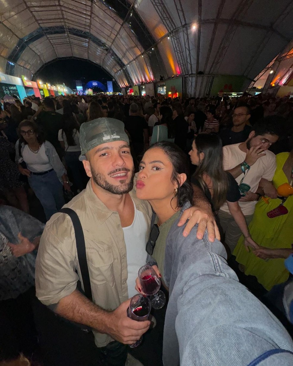 Hana Khalil compartilha fotos descontraídas com o namorado e se declara