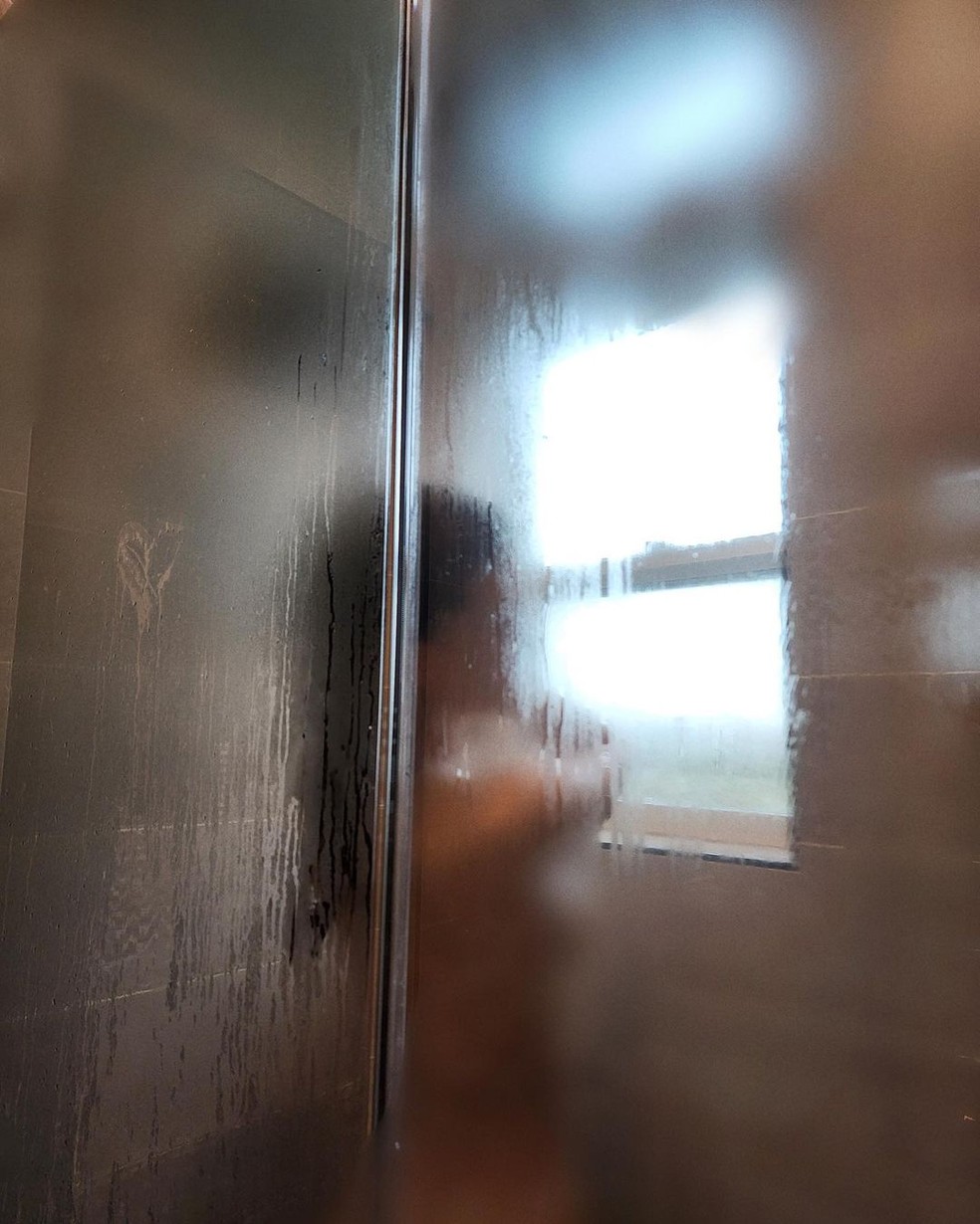 Vitória Strada aparece nua em cliques no chuveiro