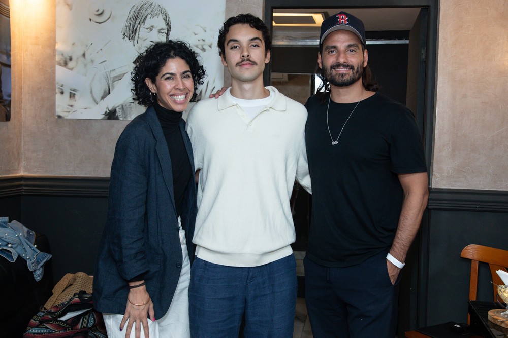 Flor Gil estreia no Rio com os pais, primos e a namorada na plateia; fotos