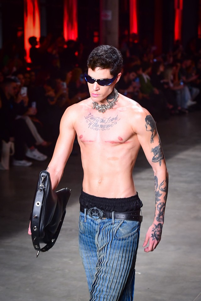 Sam Porto desfila sem camiseta e mostra corpo sarado na SPFW